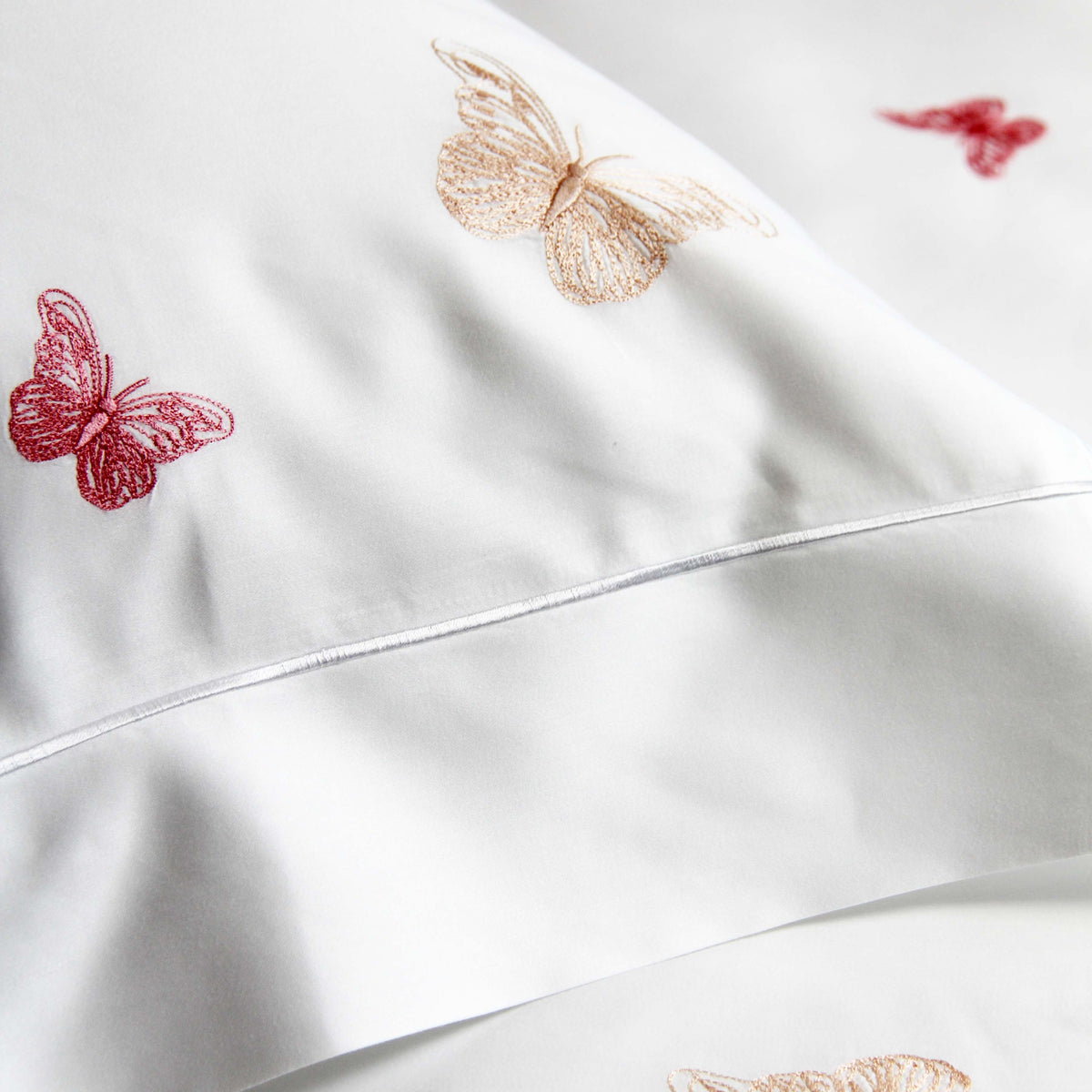 Drap brodé satin de coton 500 fils Vol de papillon rose – Valombreuse